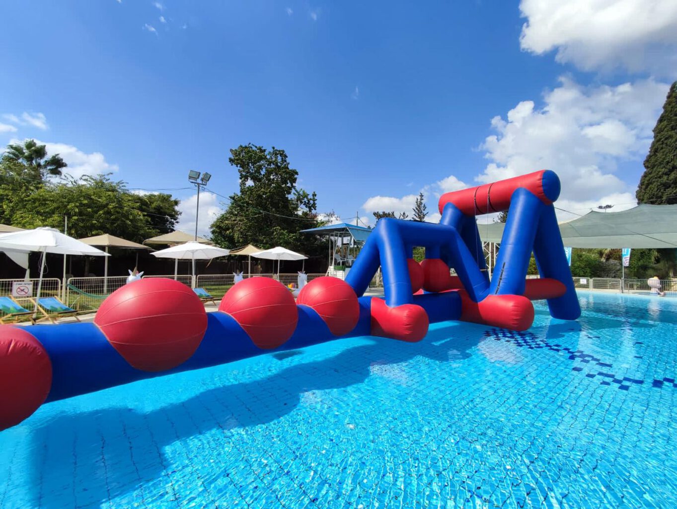 מתנפח WIPE OUT בומבילות - אטרקציות לאירועים קרמבו